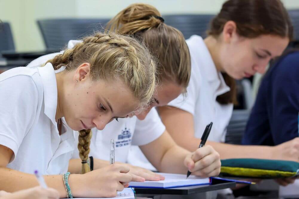 How To Move Schools Successfully? 6 Tips for Parents